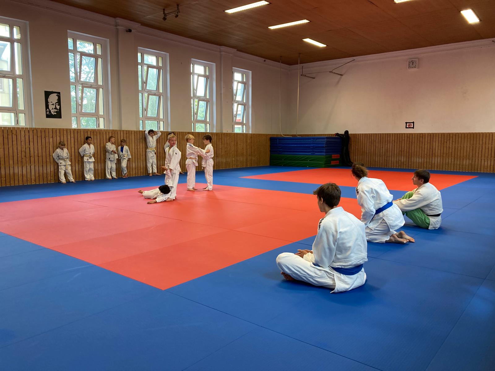 Prüfung bestanden – Mit neuer Gürtelfarbe ins neue Schuljahr – Polizei ...